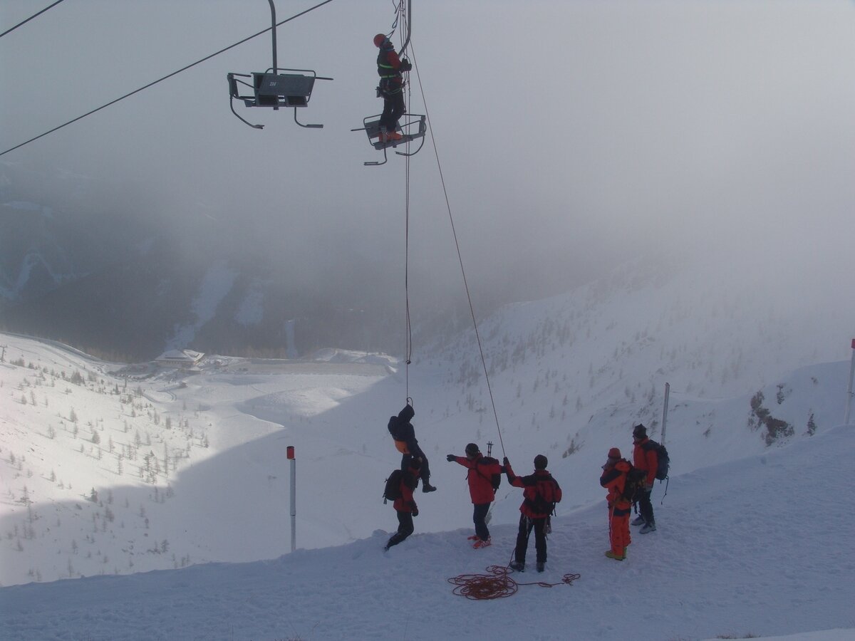Rescue from a Chair Lift · ICAR – International Commission for Alpine ...