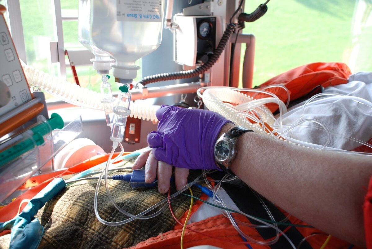 Thoracostomy at the Scene of an Accident in the Mountains · ICAR ...